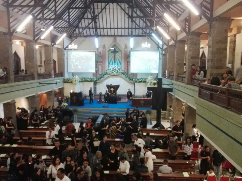 Umat Kristiani Menjalankan Ibadah Jumat Agung di Gereja Maranatha ...