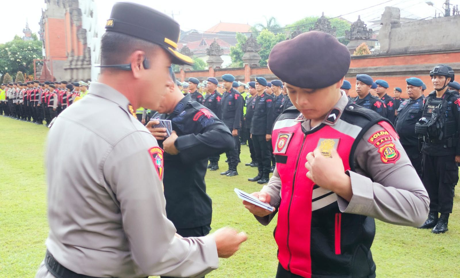 Bagikan Buku Saku Karendalops OMB Tekankan Netralitas Polri. | Deteksi Post