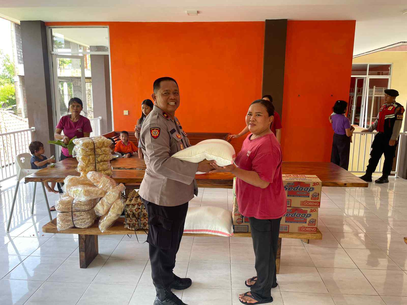 Wujud Kepedulian Sosial, Kapolsek Mengwi Sambangi Yayasan Bali Kids ...